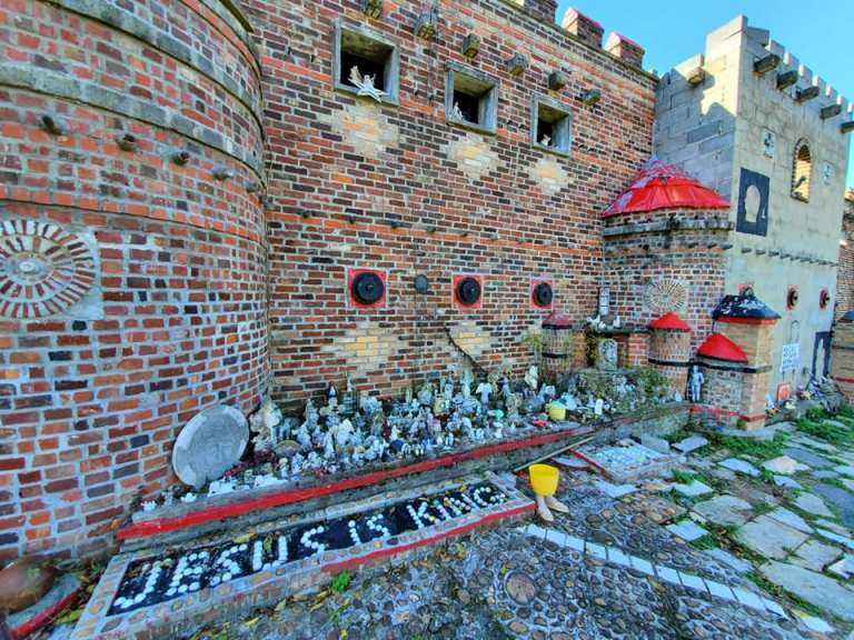 Greenback Castle: A Religious Fanatic’s Spooky Junk Shrine – Fernweh ...